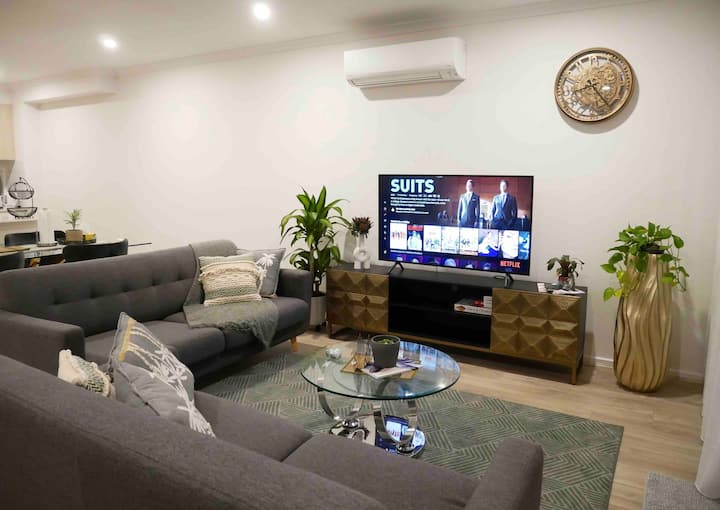 New Modern Townhome | Balcony View & Central - Beaconsfield