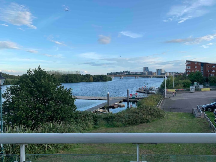 Luxury Two Bedroom Apartment With Stunning Views - Cardiff
