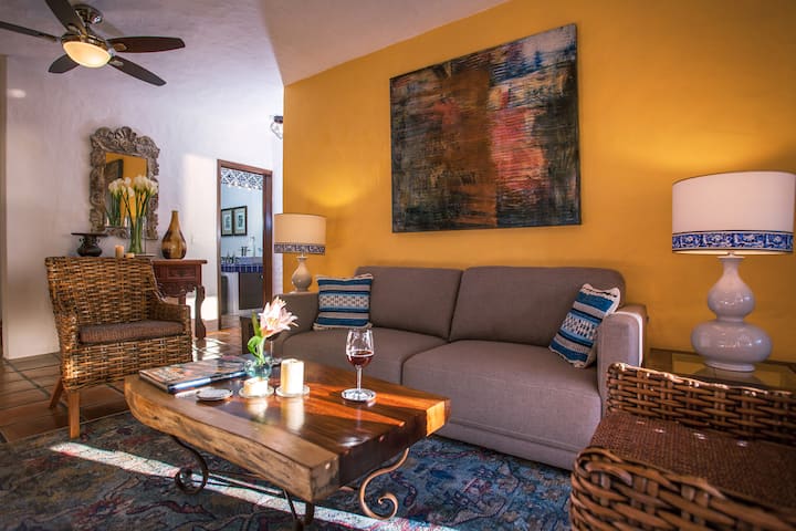 Encantador Condominio De La Zona Romántica, Con Vista Al Mar Ya La Montaña, A Minutos De La Playa. - Puerto Vallarta