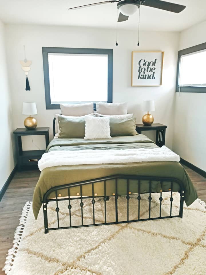 July Perks! Chic 3br: King Suite & Private Patio - Universal City, TX