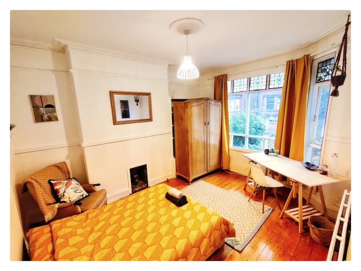 Spacious Room - Chic Townhouse House With Sauna - Manchester