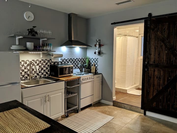 Cozy Studio W/ Kitchen & Laundry - 6 Min From Uf! - Gainesville, FL