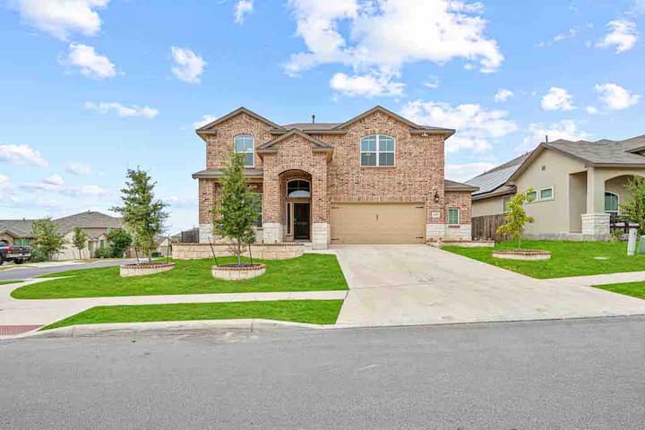 Charming 5-bedroom Sea World, Fiesta Texas, Lackland, Nsc - Helotes, TX