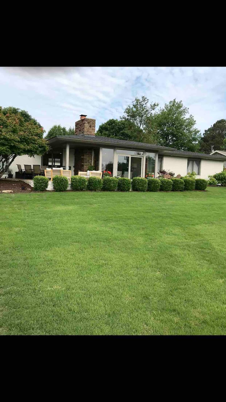 Mid-century Sunrise Stay On Mt. Sequoyah- 8 Guests - Fayetteville, AR