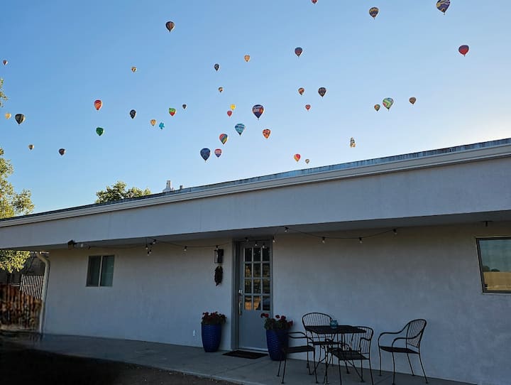 Guesthouse Minutes From Balloon Fiesta Park - Albuquerque, NM