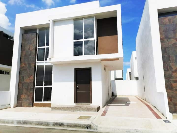 Hermosa Casa En Urbanizacion Privada Piscina Bbq - Ecuador