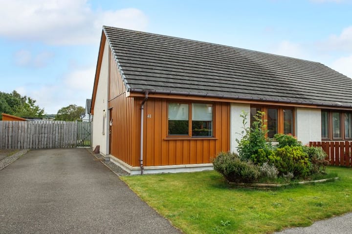 Modern 2 Bedroom Semi Detached Bungalow & Driveway - Loch Ness