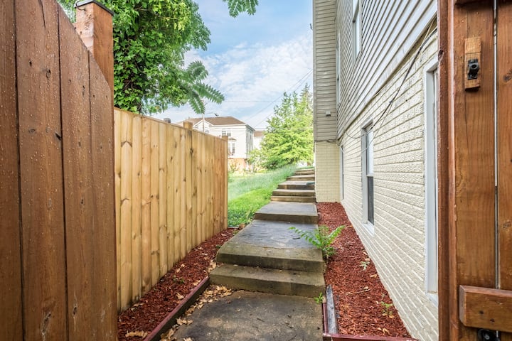 Lower Level 1 Bed Condo With Washer / Dryer - Falls Church, VA