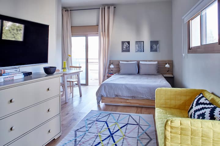 Bright And Spacious Studio With Cozy Terrace - Tel Aviv