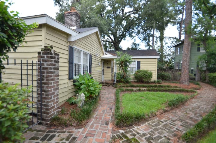 Cottage At Trustees Only 1 Block From River Street - Savannah, GA