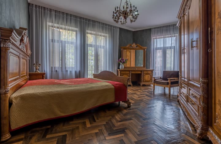 Vintage Style Apartment In The City Center - Tbilisi