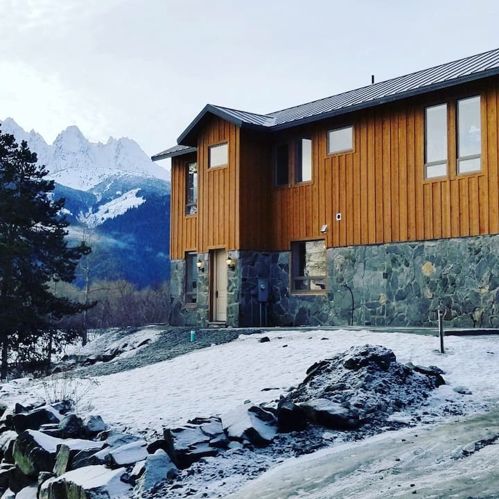 Custom Riverfront Home~stunning Views & Serenity! - Haines, AK