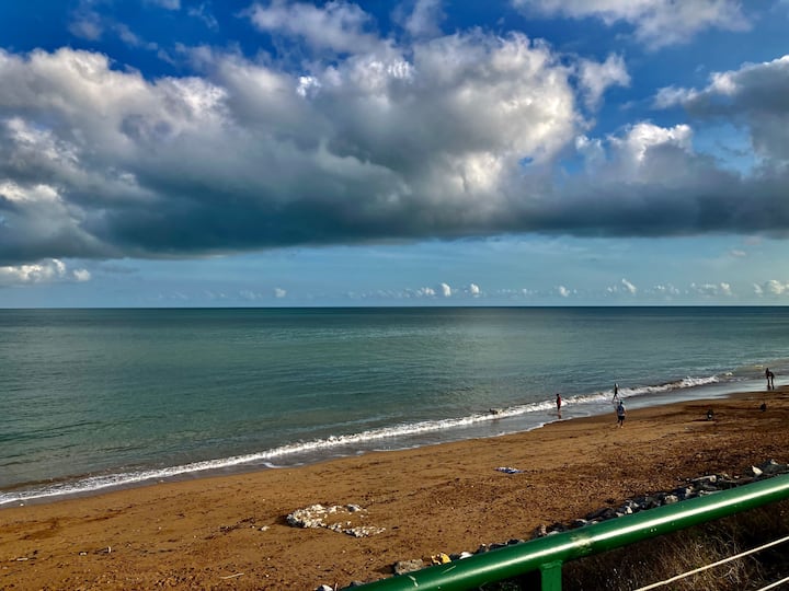 Nightcliff Across From Foreshore With Seaviews - Darwin
