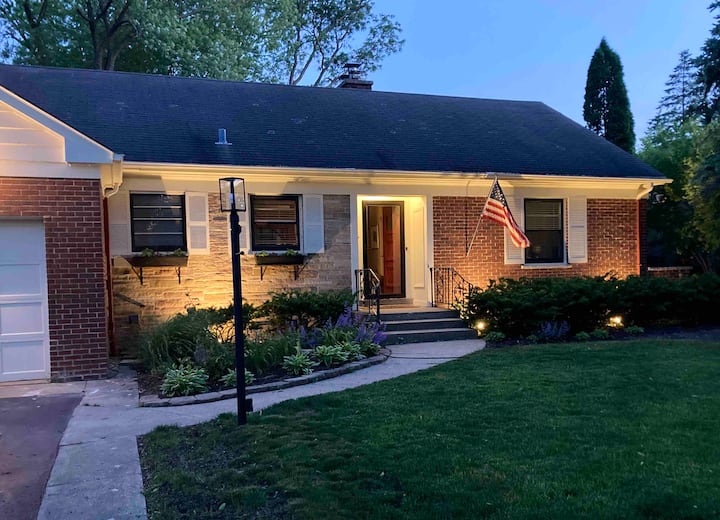 Bright & Spacious 5 Bdrm Wilmette Home - Evanston, IL