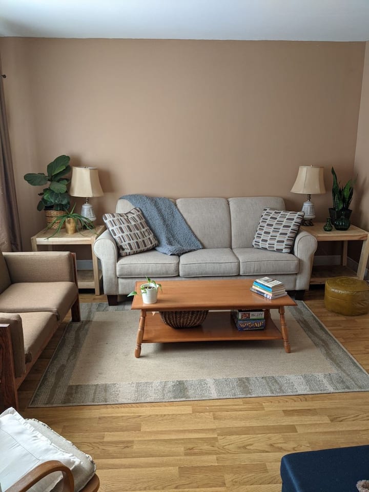Cheerful 3 Bedroom Downtown Home With Free Parking - Cornwall, Kanada