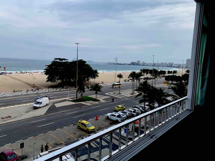 Apto Na Av Atlântica
Com áGua Quente E Ar Condici - Copacabana