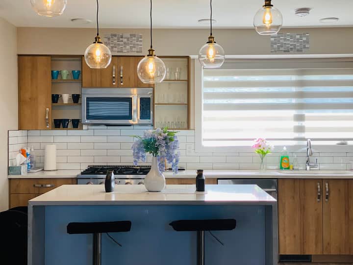 Beautiful House | 5 Bed | Private Hottub| Rec Room - Edmonton
