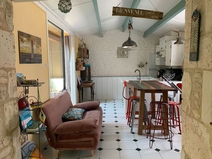 Maison En Pierre Dans Un Village Typique D’oléron - Île d'Oléron