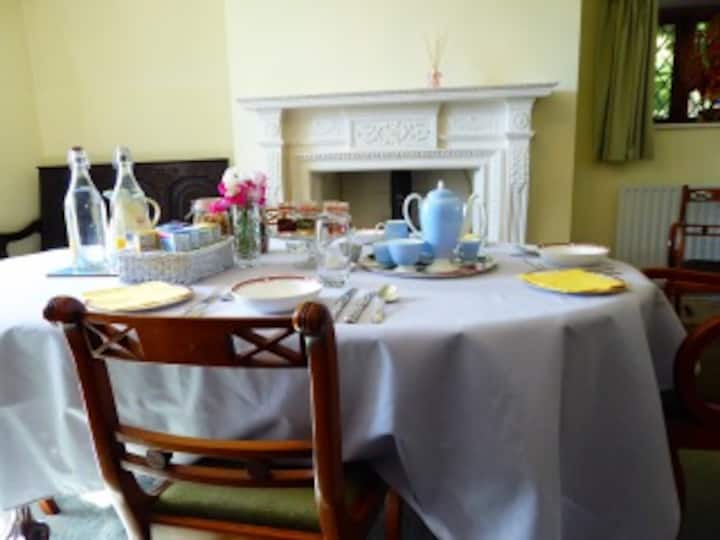 Spacious Bedroom, Superking Bed, Big Breakfast - North Walsham