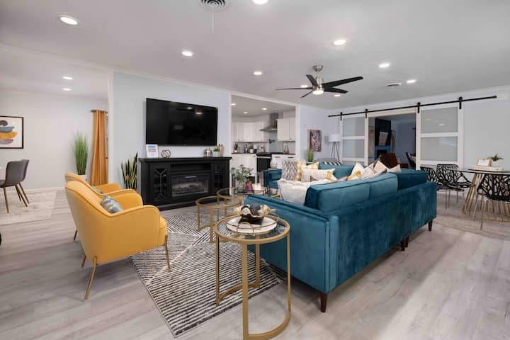 Elegant, Two Living Rooms, I-40, Rt 66, & Downtown - Amarillo, TX