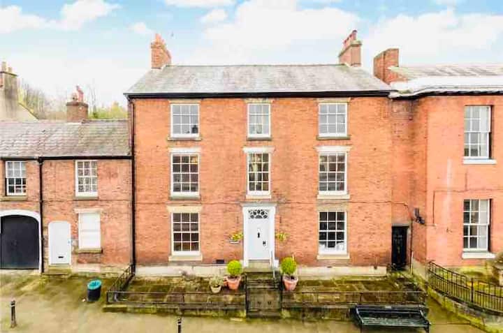 Spacious Townhouse Sleeps 14 With Hot Tub - Congleton