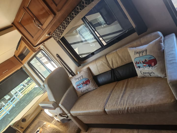 Spacious 30 Foot Rv! - Traverse City, MI