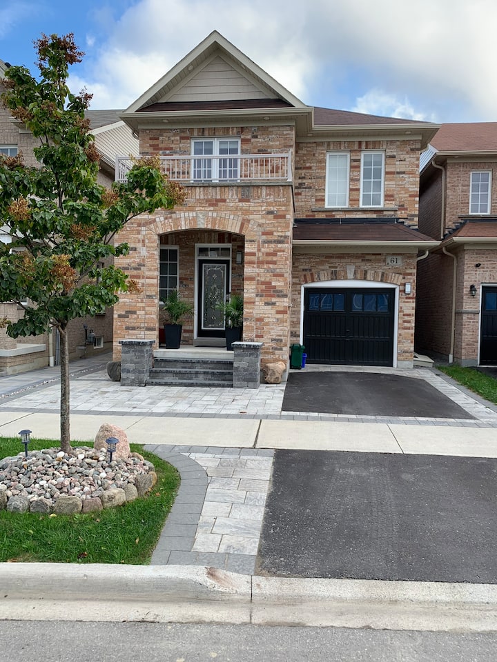 Warm Home 4bed/ High Ceilings - Ajax