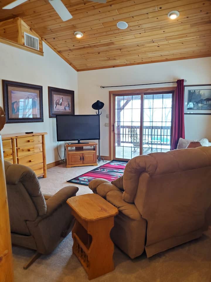 Wrangler Outlaw Suite! Horses! Hydro-massage Tub! - Wisconsin