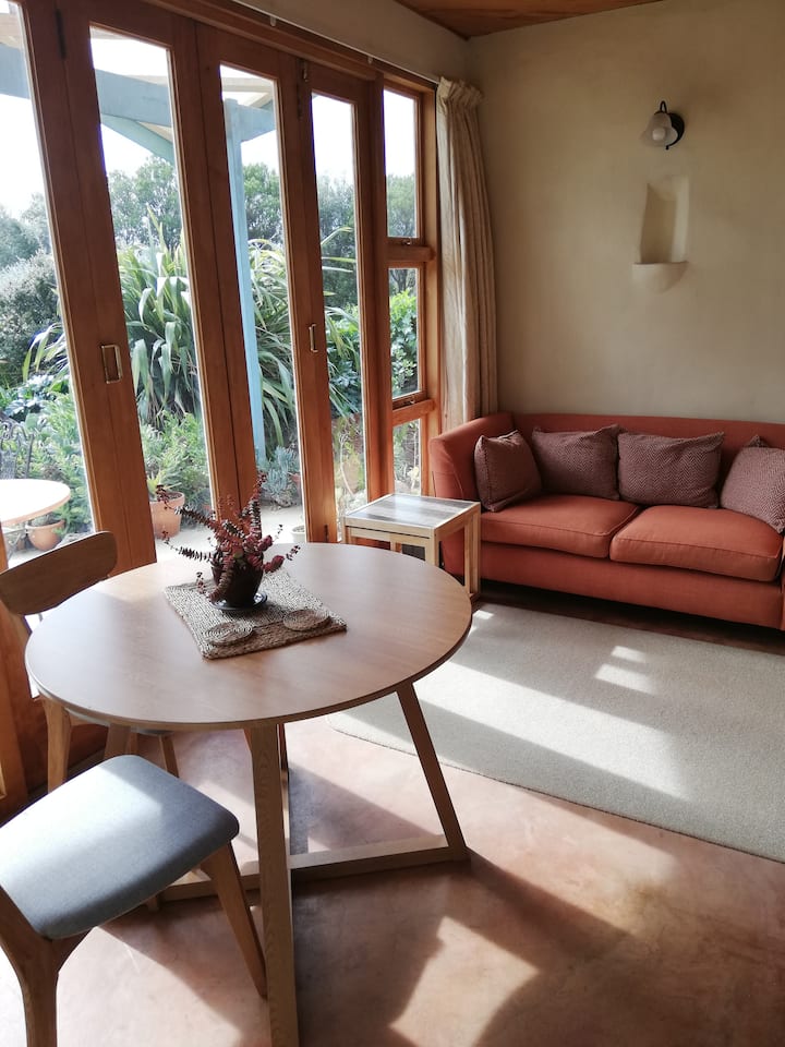 Self Contained Straw Bale Studio - マーティンボロー