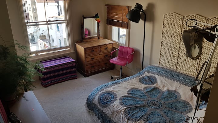 A Light And Airy Room Near The Sea. - Hove