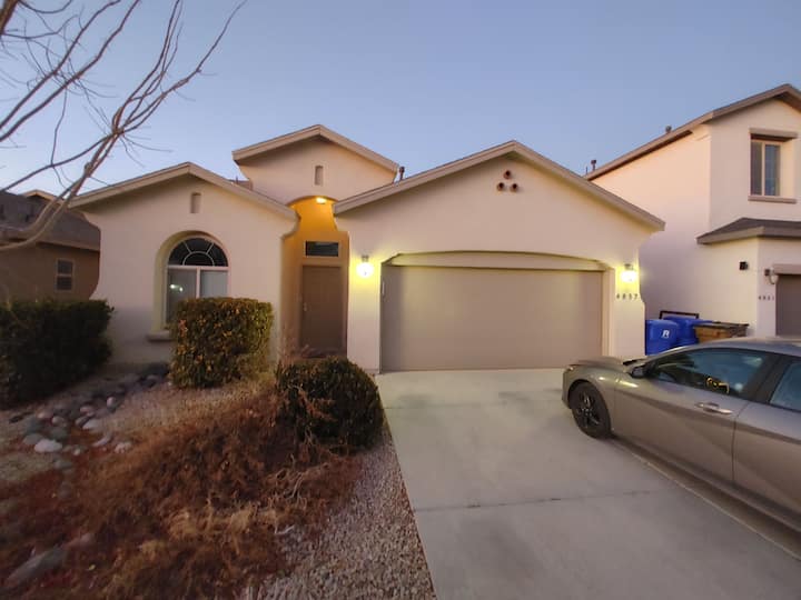 Sonoran Avenue Desert Oasis. - 라스크루시스