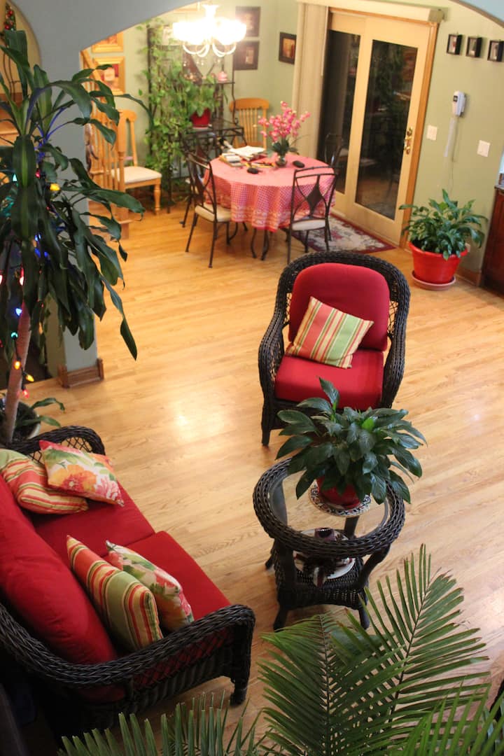 Garden Level King And 2 Twin Beds. - Countryside, IL