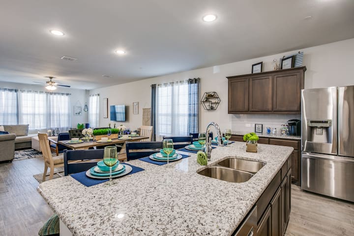 Gorgeous New Home In Tranquil Neighborhood - North Richland Hills, TX