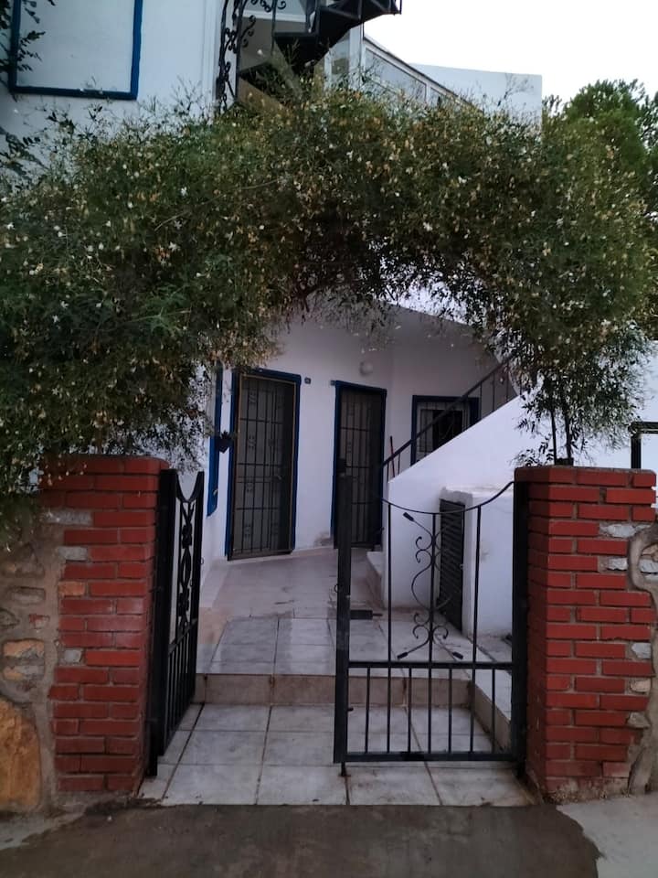 Yokuşbaşında 2+1 Bahçeli Daire - Bodrum