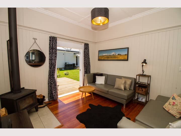 Mountain View Manor - Cosy Lounge, Cute Bungalow - Ohakune