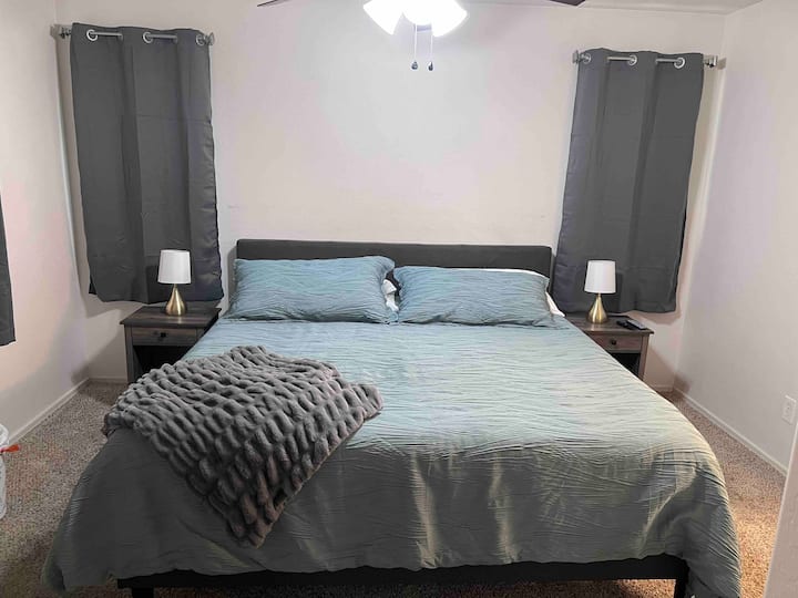 *Welcome To Our Charming Cottage In Goodyear, Az!* - Wildlife World Zoo, Aquarium & Safari Park