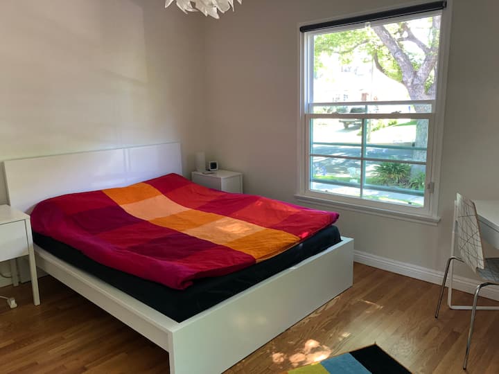 Bright, Private Room In Relaxed Lake Balboa Oasis - Los Angeles, CA
