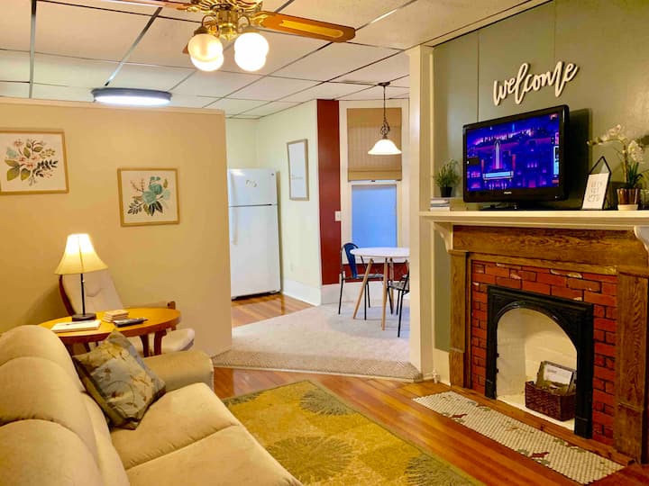 Charming Victorian Apartment Right Downtown - Rogers, AR
