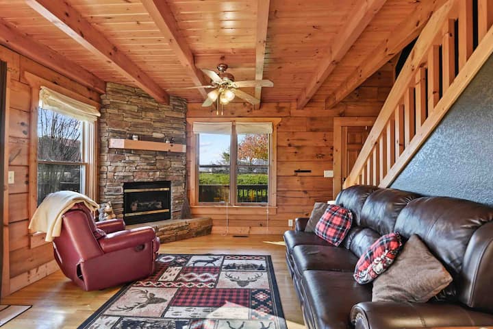 3 Story Log Cabin With Hot Tub & Fire Pit - Lake Lure, NC