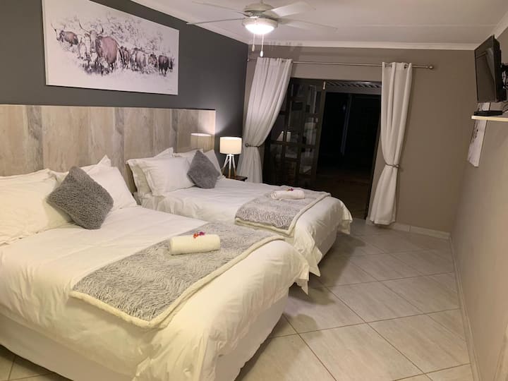 The Wilds Guest House Room #2 Lux Family Room - Hluhluwe