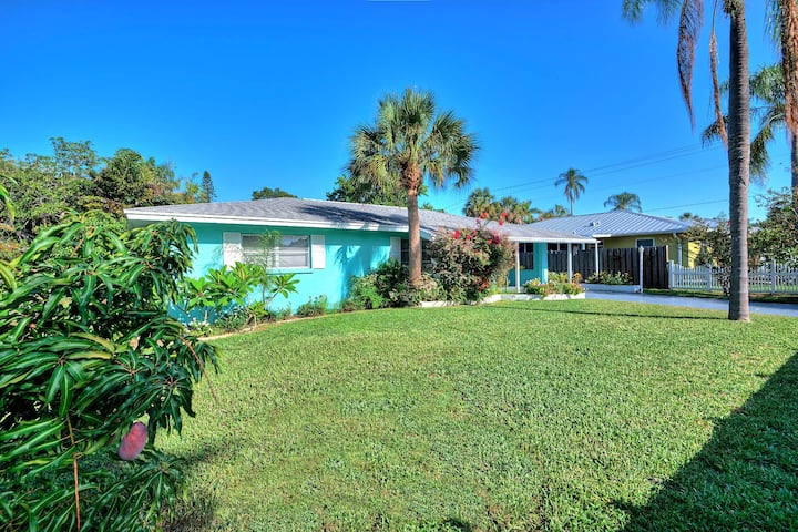The Flamingo House At Indian Beach Sapphire Shores - Sarasota, FL