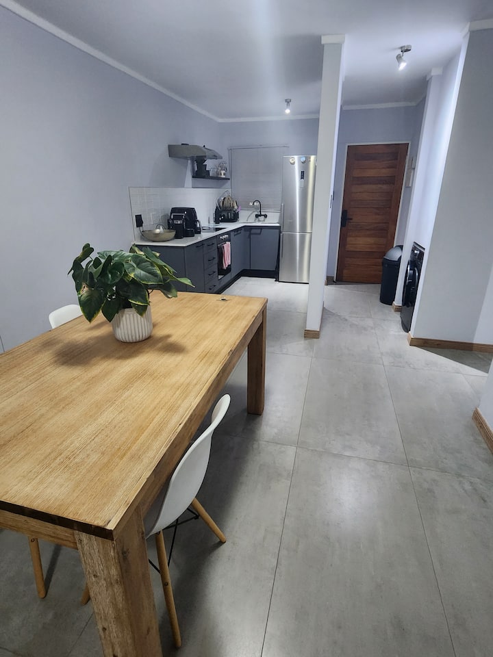 Vista Retreat - Stylish Flat @ Menlyn Main - Pretoria