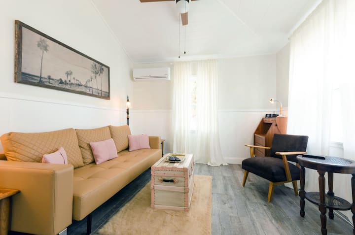 Bright Loft – Walk To St. Pete Beach - St. Pete Beach, FL