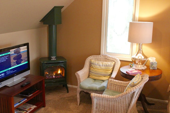 Mountain Room - Roaring River Bed & Breakfast - North Bend, WA