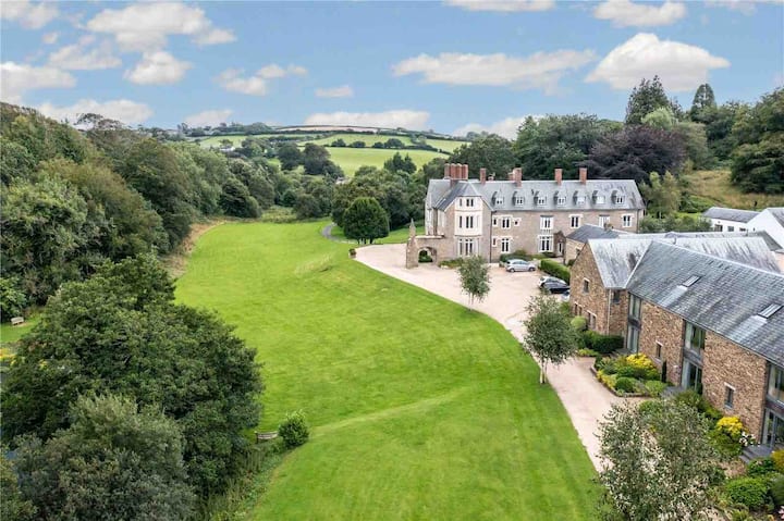 Stunning Bolthole Set In 18 Acres Of Countryside - Devon