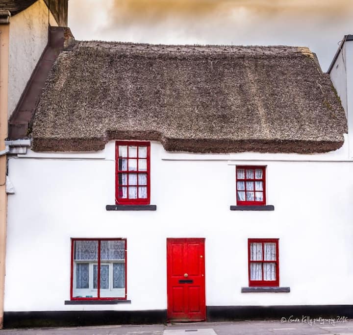 City Centre Thatched Cottage. - Galway