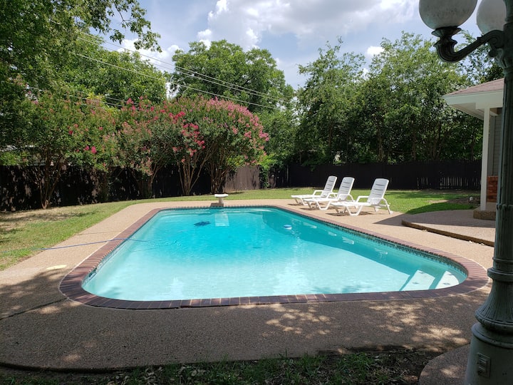 The Red Hen: Staycation! Swimming, Man Cave, Atari - 阿靈頓