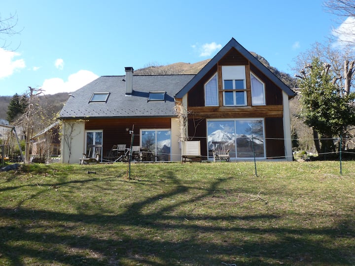 Chambre Dans Maison De Montagne, Printemps-été. - Argelès-Gazost