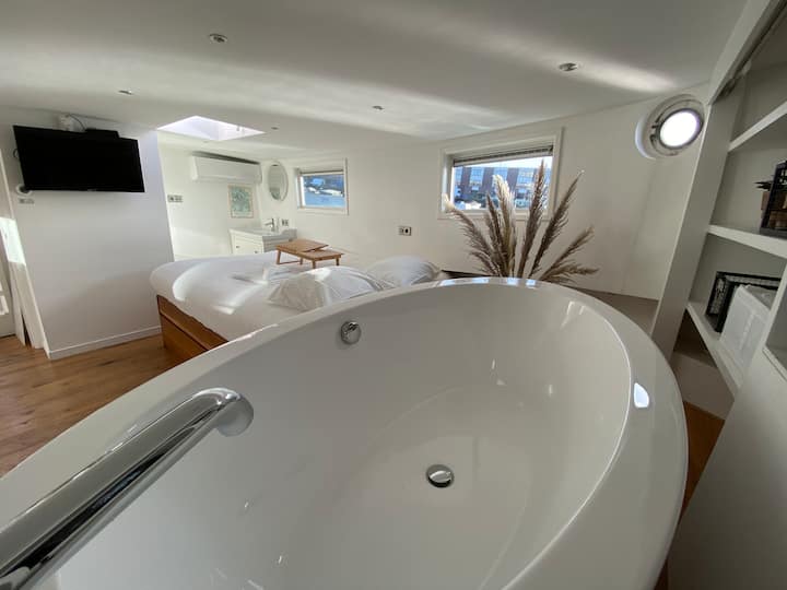 Romantic Boathouse Inclusive Hot Tub - Amsterdam