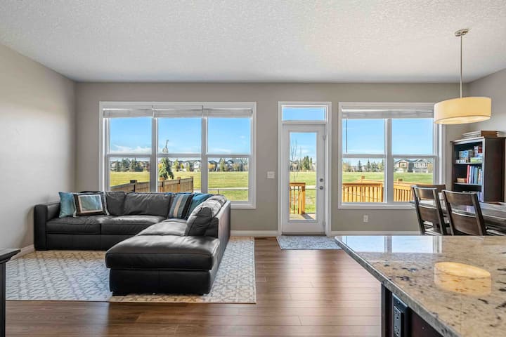 Pet & Family Friendly | Large Home | Park Behind | - Calgary